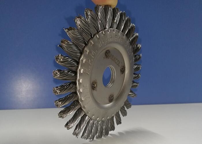 Durable Knotted Wire Wheel Brush High Impact Cleaning Action With 16mm Hole